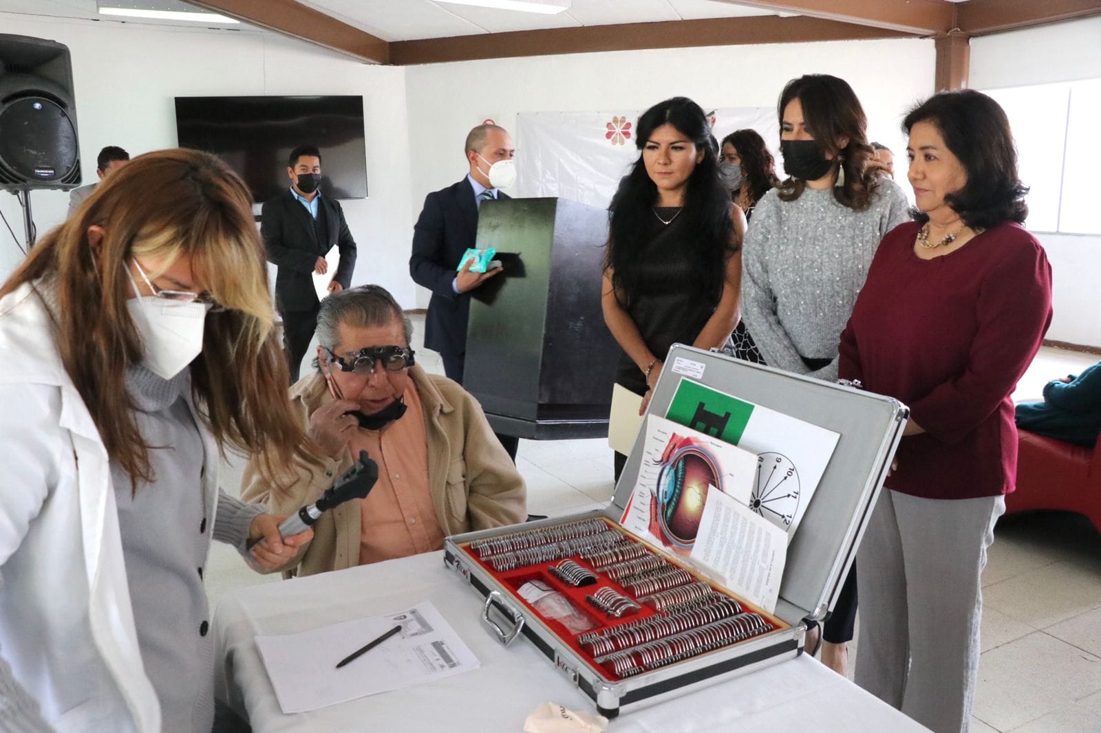 Inicia DIFH primera jornada de optometría para adultos mayores - Diario ...