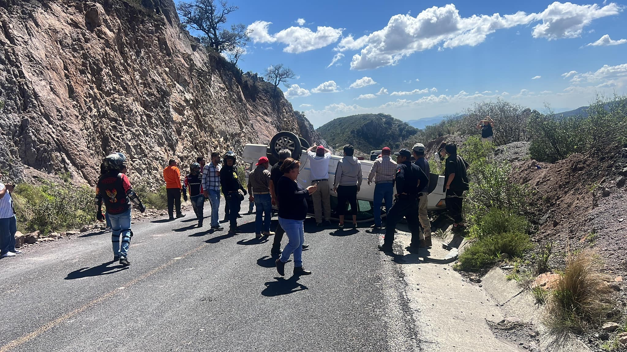 Aparatosa volcadura deja daños materiales - Diario Vía Libre