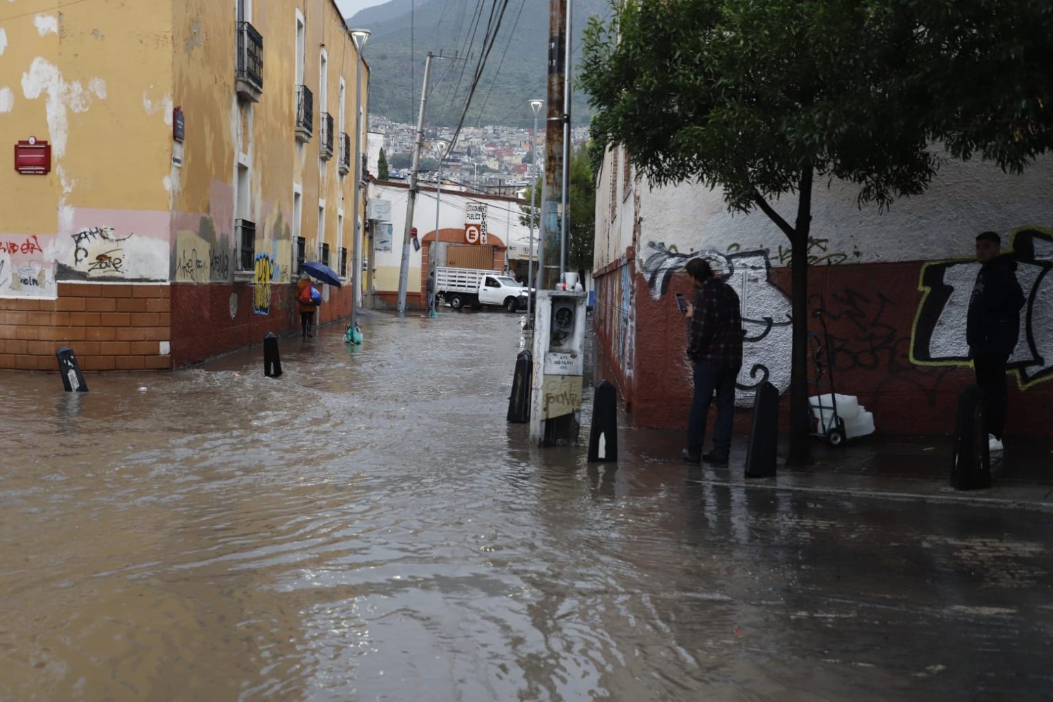 Torrencial lluvia afectó a Pachuca - Diario Vía Libre
