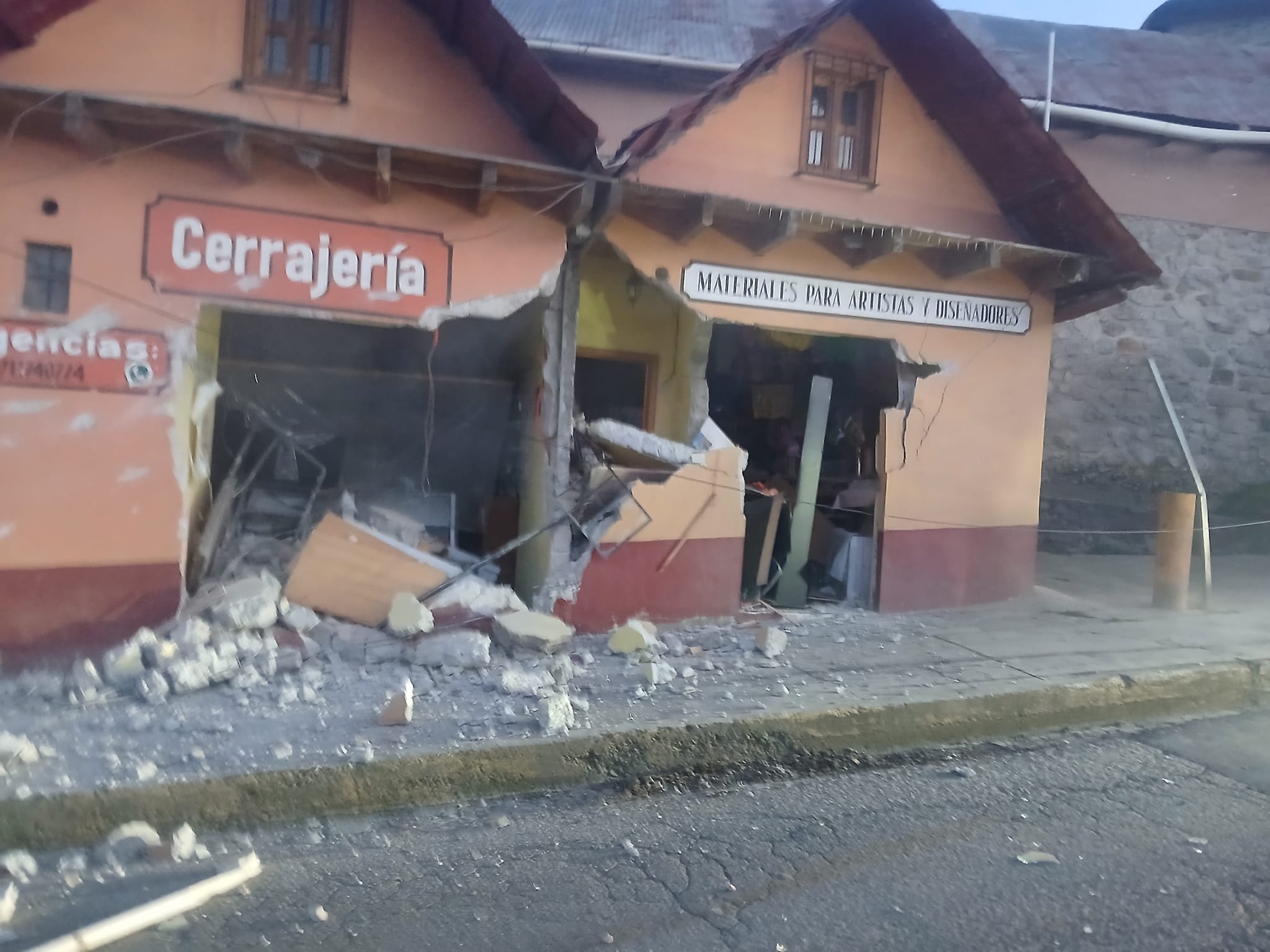 Camión Sin Frenos Choca Contra Locales Diario Vía Libre